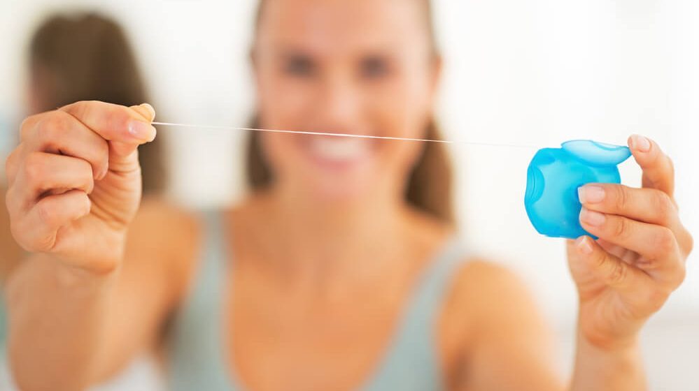 Fil dentaire et brossette : comment bien les utiliser ? - Dr Sultan